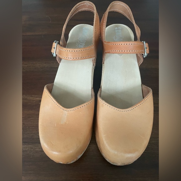 Sandgrens | Shoes | Sandgren Imported Clogs Tan Wood Medium Block Heel ...